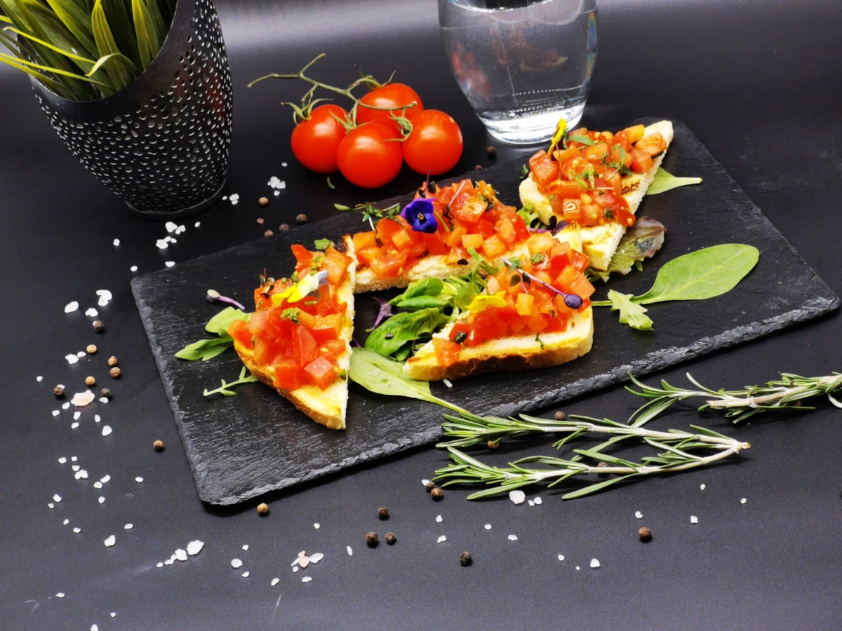 Angajare Femeie la vase si ajutor bucatar Restaurant zona Piata ...